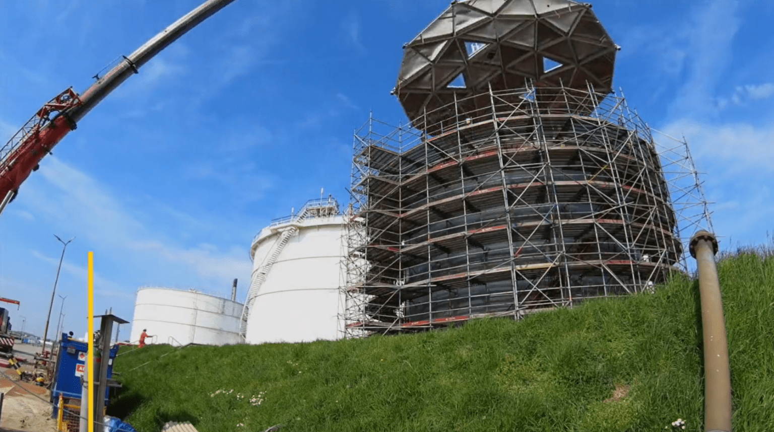 Aluminium dak op tank bij Shell Moerdijk - Europoort Kringen